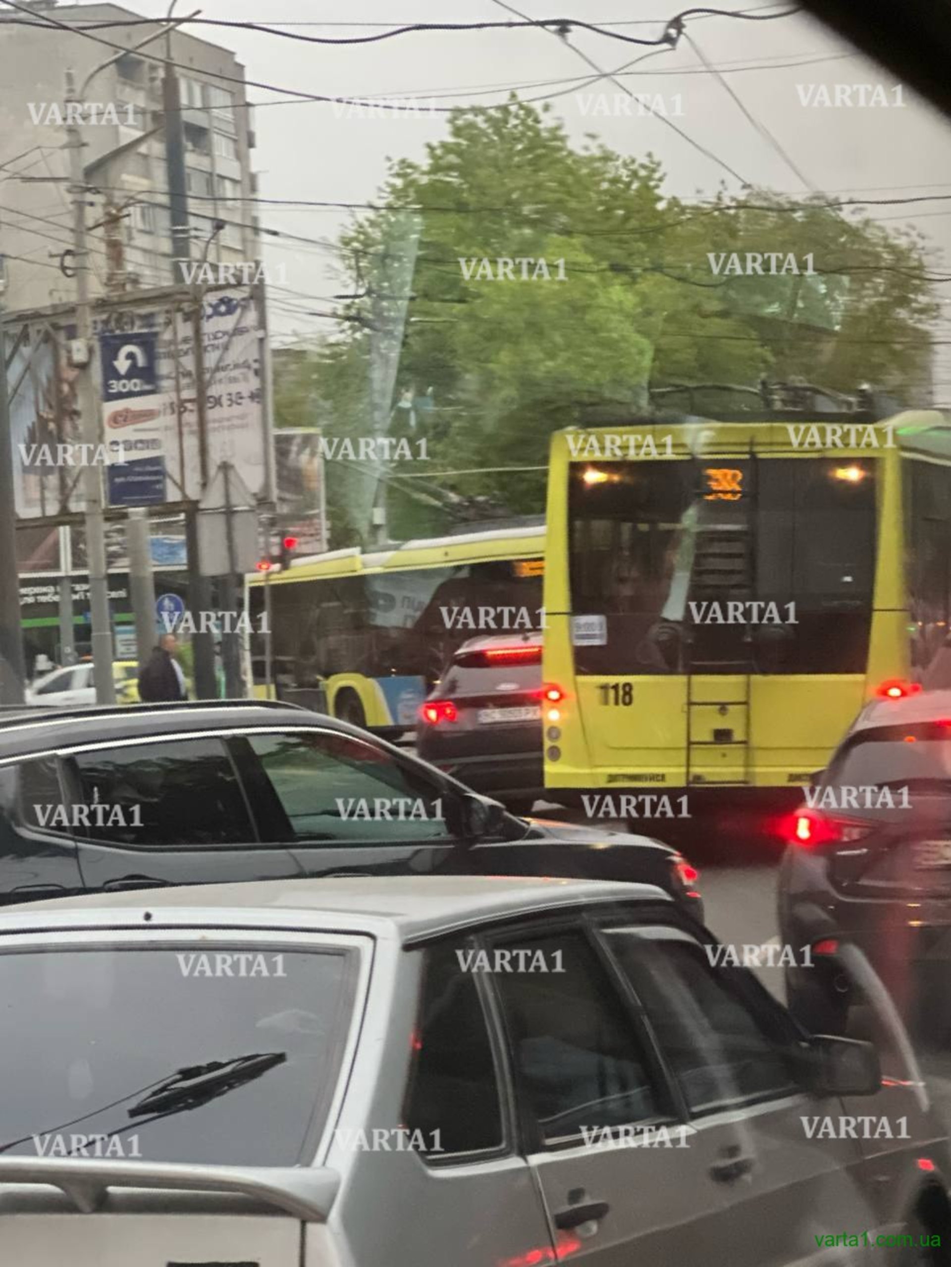 У Львові через обрив контактної мережі затримуються тролейбуси (ФОТО) | Varta1