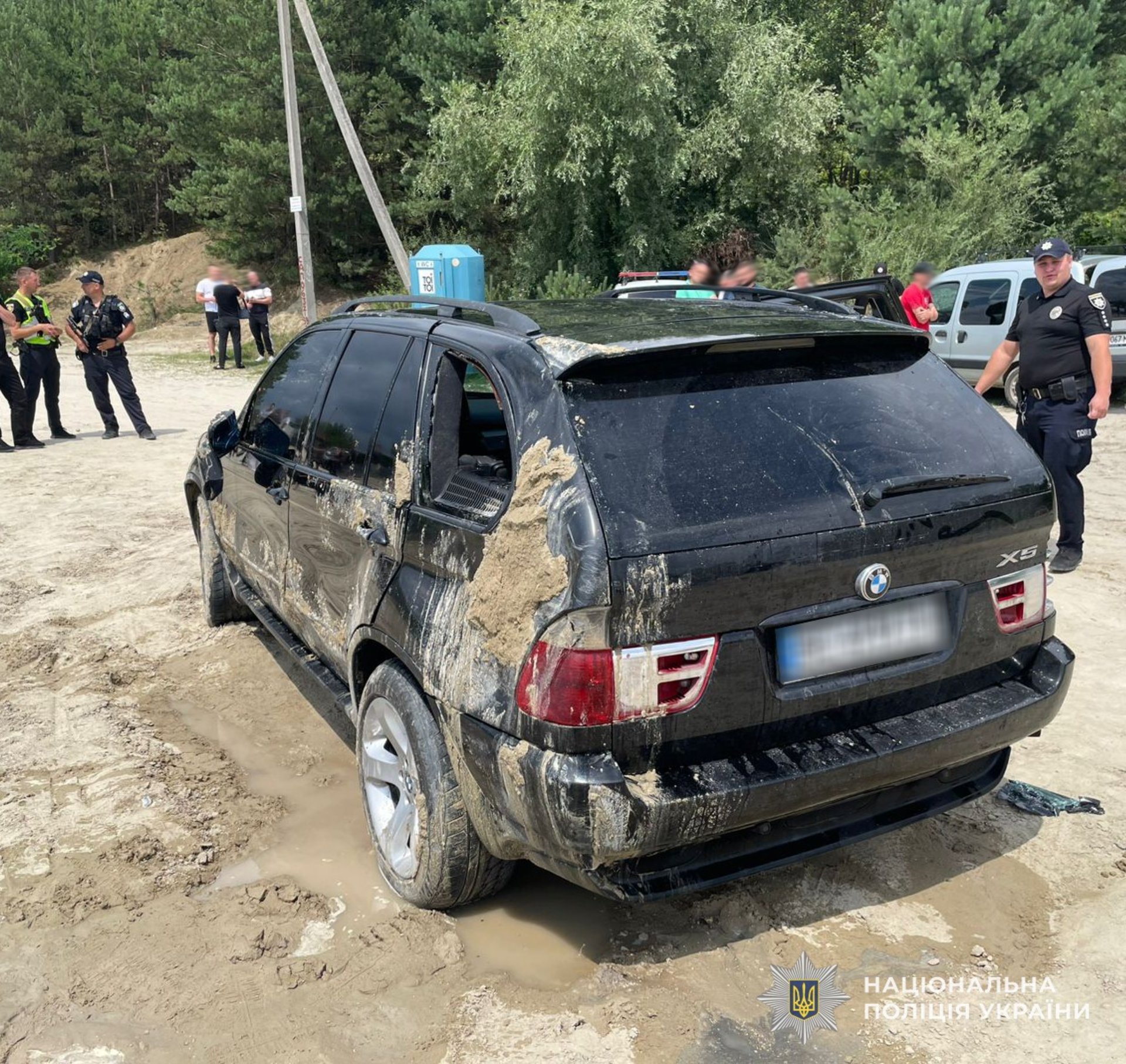 Поліцейські затримали водія BMW X5, який п'яним з’їхав у «Ясниський кар’єр» та спричинив ...